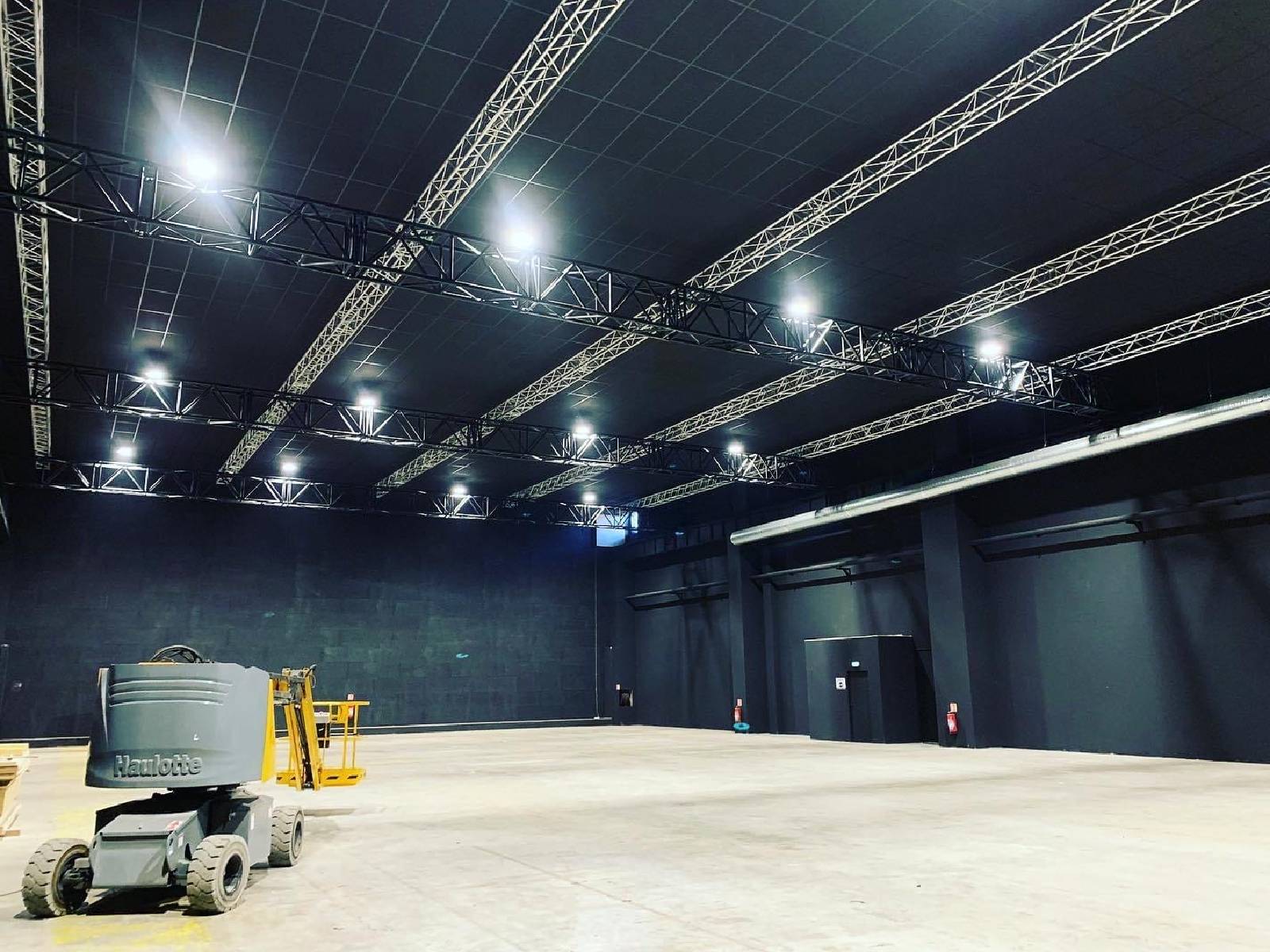 Studio 950 m2 insonorisé pour tous types de projets cinématographiques - Provence Studios